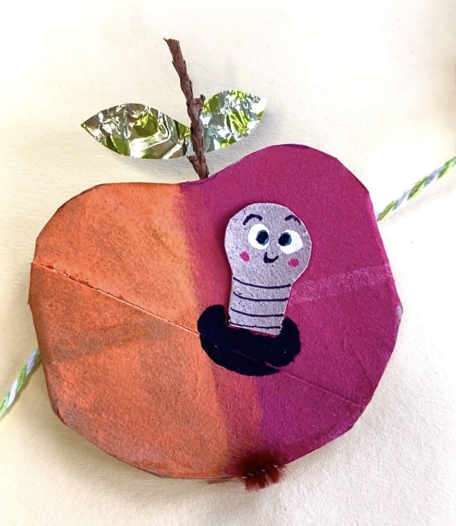 Apfel-Girlande mit Wurm aus Klopapierrolle basteln – Heimatdinge