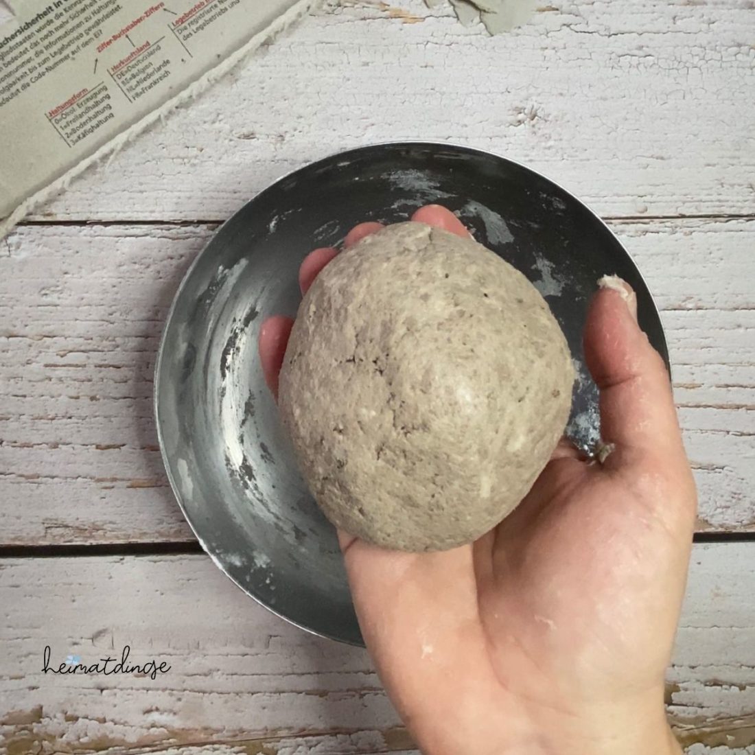 Pappmaché aus Eierkarton selber machen